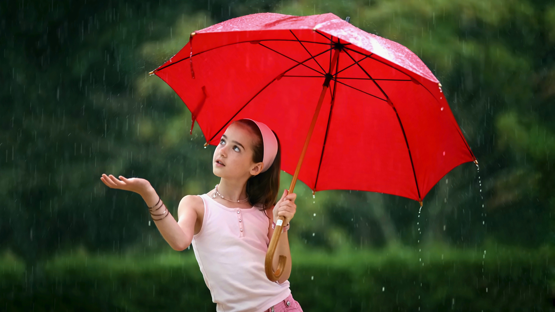 Wallpapers Cute Girls With Umbrella in Rain iMGSRC RU wallpapers-cute-girls-with-umbrella-in-rain-imgsrc-ru